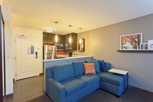 Camas com colchões pillow-top, cofres nos quartos, escrivaninha