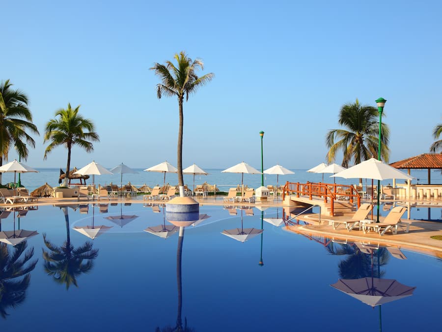 Piscina externa, funciona das 9h às 20h, espreguiçadeiras