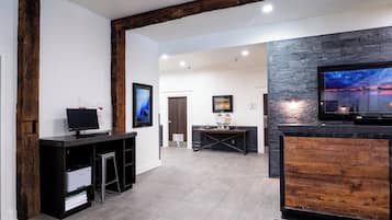 Uma sala de estar moderna com lareira, televisão e área de jantar.