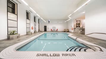 2 piscinas internas, piscina externa sazonal, guarda-sóis