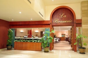 Pequenos-almoços e almoços servidos, incluindo cozinha local 