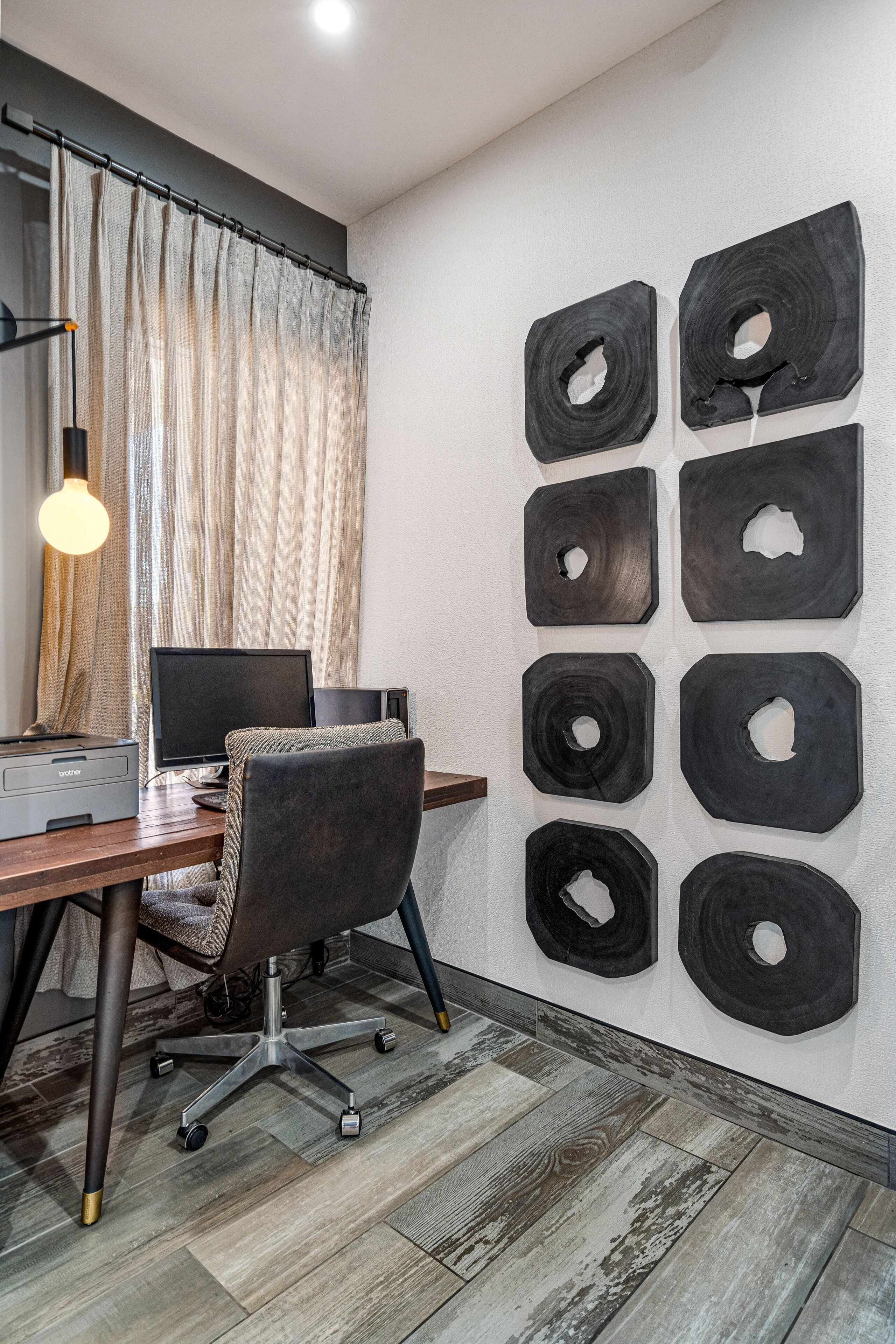Um espaço de escritório moderno com mesa, computador e cadeira.