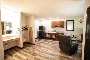 Suite, 1 cama queen-size e sofá-cama, acessível, não fumadores (Transfer Shower) | Roupa de alta qualidade, camas de colchão pillowtop, secretária 
