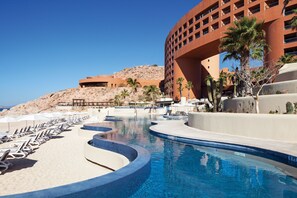 2 piscinas exteriores, espreguiçadeiras 