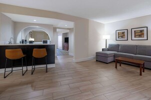 Suite, 1 cama king-size, não fumadores, vista para a piscina (One-Bedroom) | Roupa de alta qualidade, camas de colchão pillowtop 