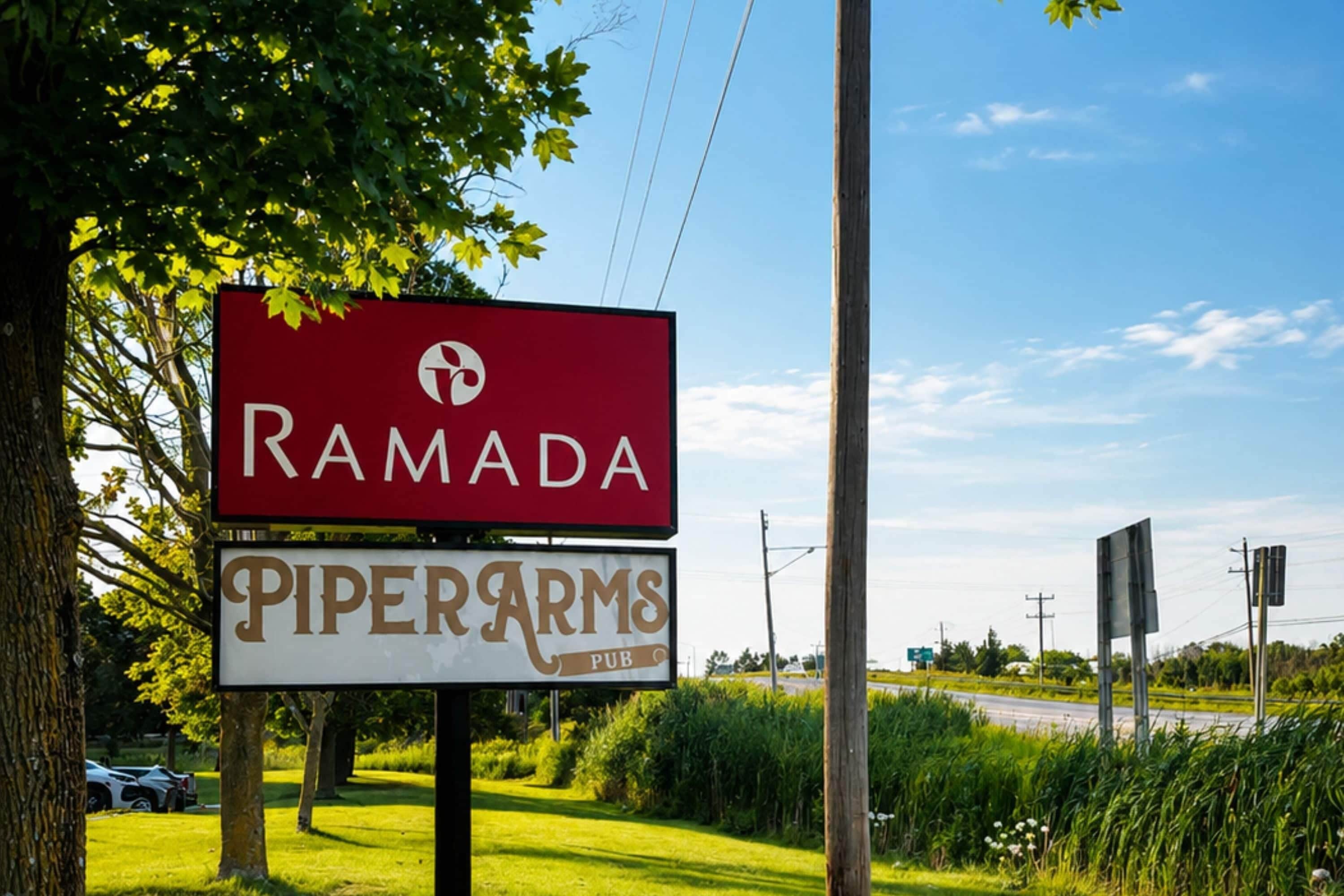 Placa de Ramada e Pub Piperarms.