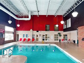 Piscina interna, funciona das 7h às 23h, espreguiçadeiras