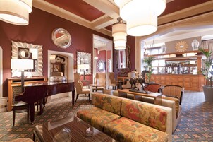 2 bares/lounges, saguão/lounge