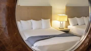 Quarto básico, 2 camas Queen, para não fumantes | Escrivaninha, espaço de trabalho para notebook