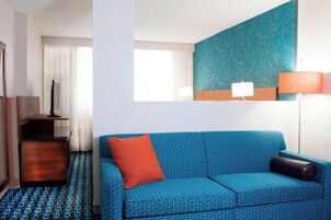 Suite, 1 cama king-size e sofá-cama (High Floor) | Sala | Televisor 