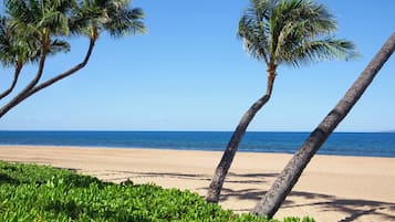 Na praia, toldos de praia (sobretaxa), espreguiçadeiras