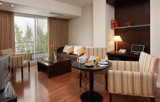 Suíte, 1 cama King | Área de estar | TV LED 43 polegadas com canais a cabo, TV
