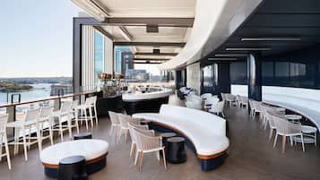 4 bares/lounges, este bar no terraço do hotel