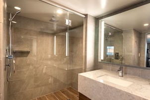 Banheira de imersão, ducha de hidromassagem, produtos de toalete grátis