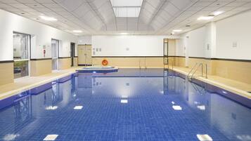Piscina interna, funciona das 6h30 às 21h, salva-vidas no local