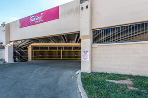 Red Roof Inn & Suites com entrada para estacionamento coberto.