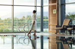 Piscina interna, piscina externa sazonal, salva-vidas no local