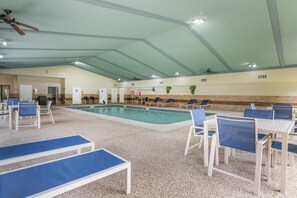 Piscina interna, funciona das 6h às 22h, espreguiçadeiras