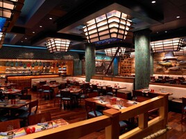 9 restaurantes, com serviço de almoço e jantar; culinária italiana