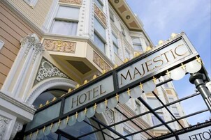 Placa do Hotel Majestic, com detalhes arquitetônicos ornamentados e design clássico.