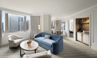 Fairmont Gold, Suite, 1 cama king-size, acessível | Roupa de alta qualidade, edredões de penas, camas de colchão pillowtop 