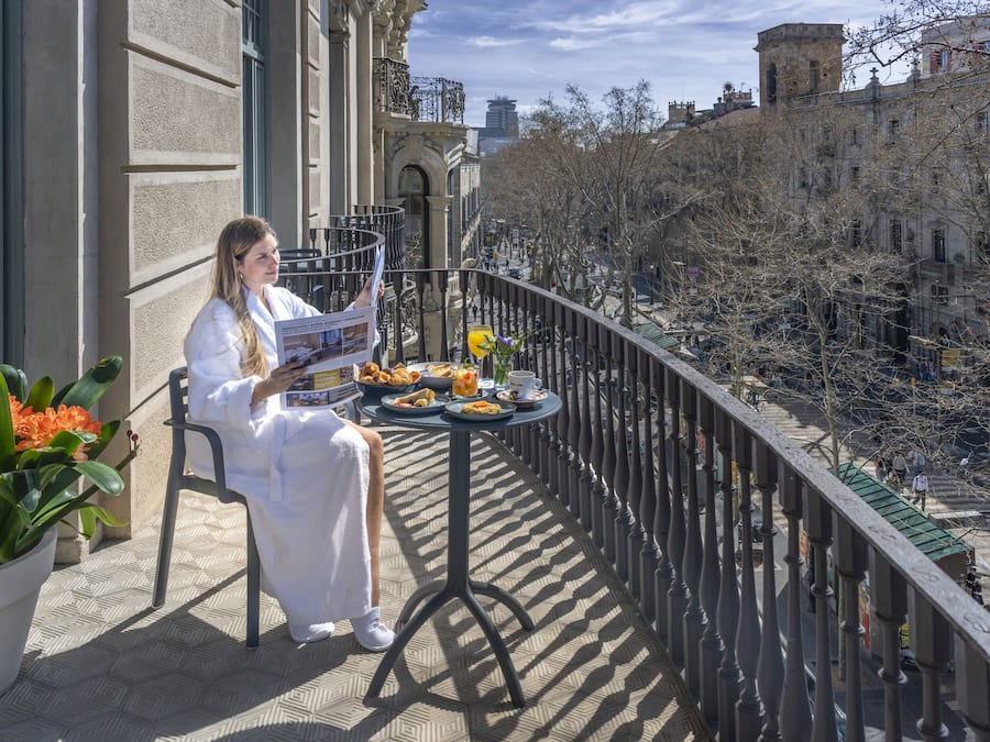 Frigobar, cofres nos quartos, escrivaninha, cortinas blackout