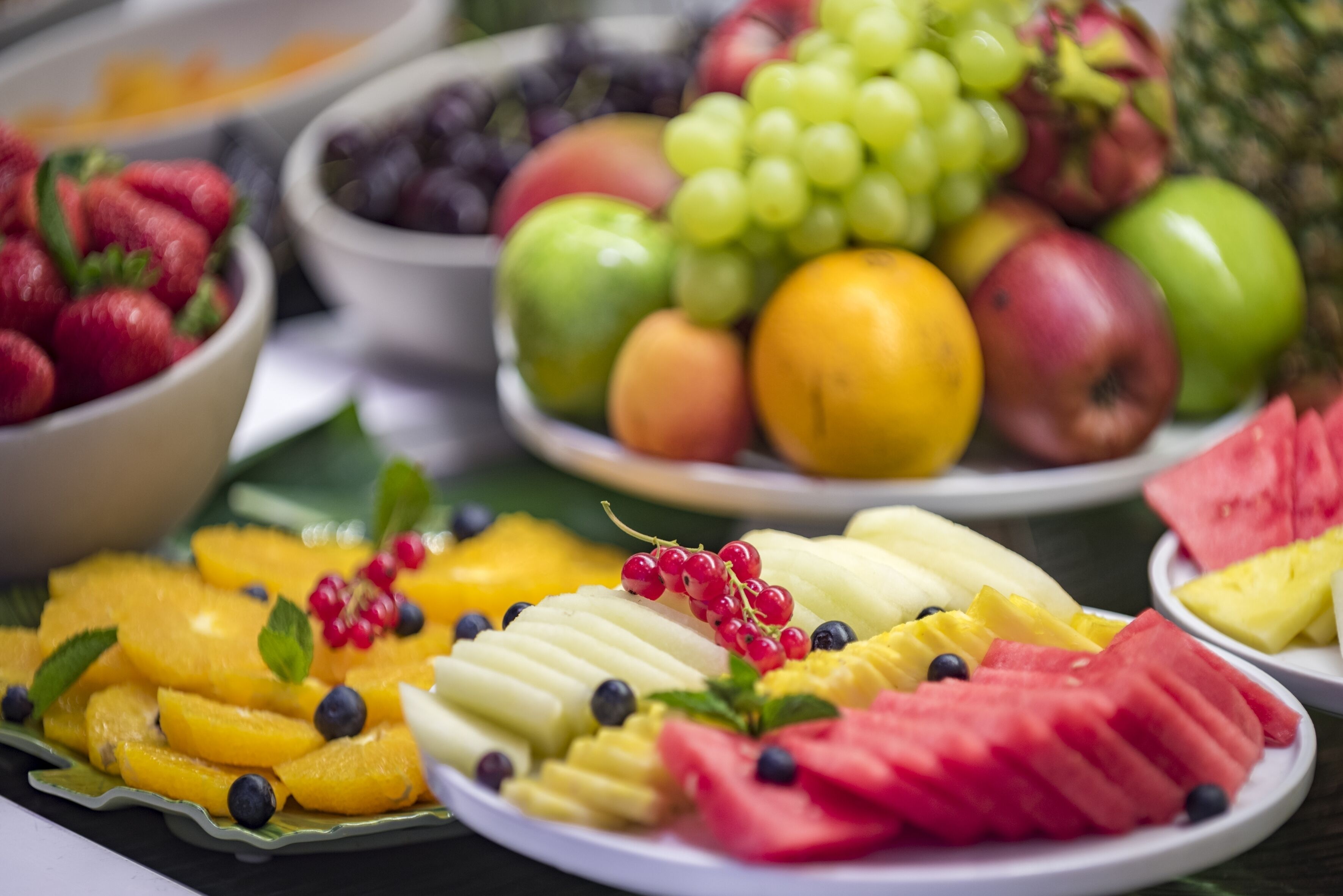 Diversas frutas dispostas em pratos.