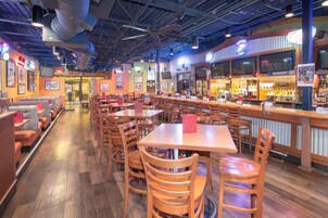 2 restaurantes: opção de café da manhã, almoço e jantar