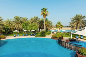 3 piscinas externas, funciona das 8h às 18h, guarda-sóis