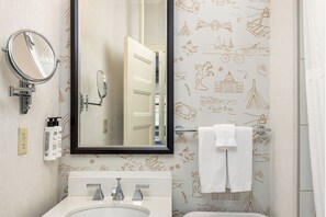 Produtos de higiene exclusivos, um secador de cabelo 