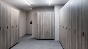 Corredor com armários, sinal de acessibilidade para cadeiras de rodas e design moderno e limpo.