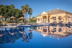 4 piscinas externas, guarda-sóis, espreguiçadeiras
