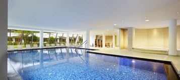 Piscina interna, piscina externa, guarda-sóis, espreguiçadeiras