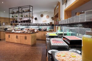 Café da manhã com buffet grátis todos os dias