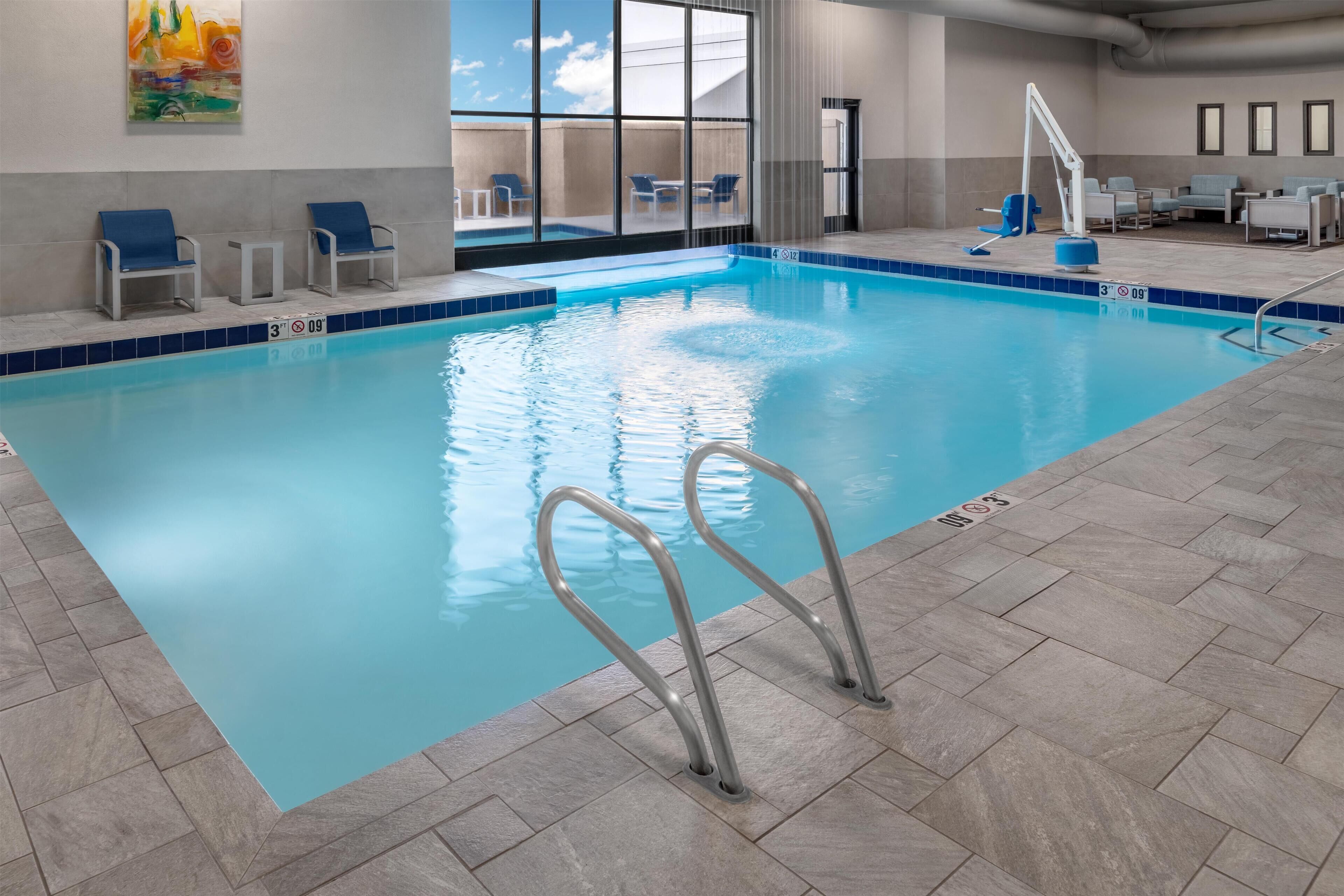 Piscina interior, piscina exterior, espreguiçadeiras 