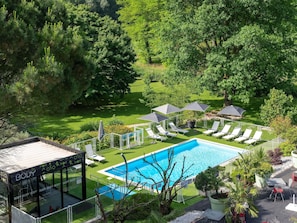 Piscina externa sazonal, espreguiçadeiras