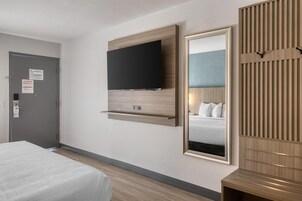 Quarto Standard, 1 cama king-size, acessível, não fumadores | Camas de colchão pillowtop, secretária 