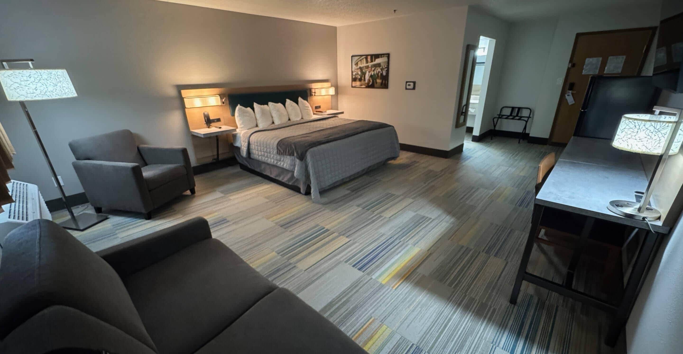 Suite, 1 cama king-size e sofá-cama, não fumadores | Secretária, ferro/tábua de engomar, Wi-fi grátis 