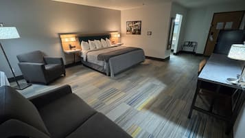 Suite, 1 cama king-size e sofá-cama, não fumadores | Secretária, ferro/tábua de engomar, Wi-fi grátis