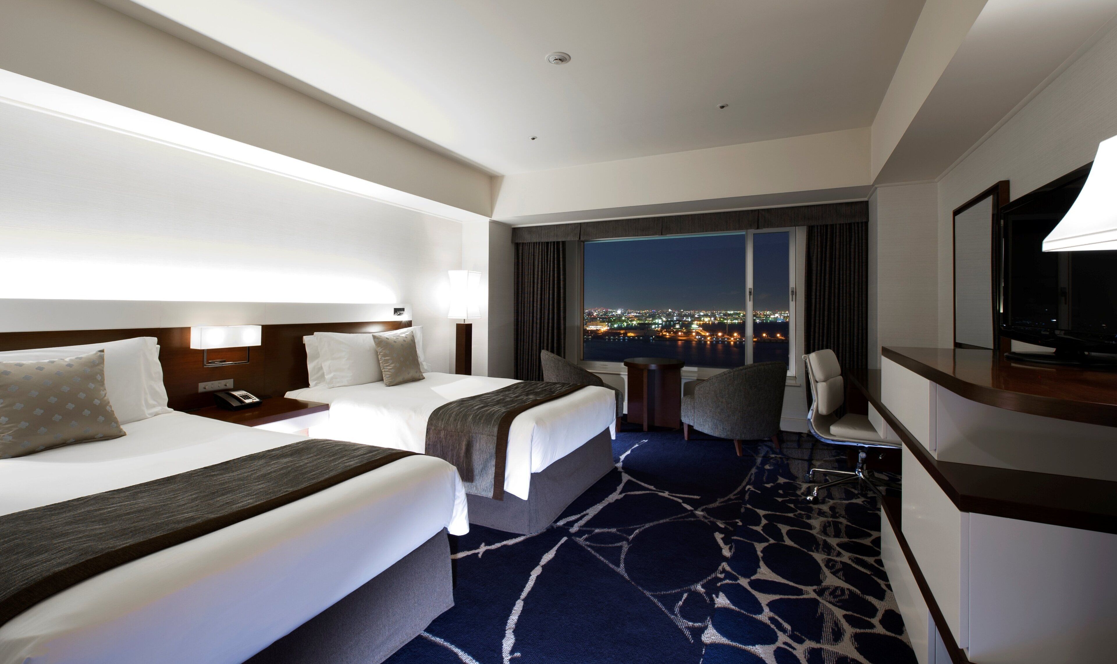 Quarto Premium, 2 camas individuais, vista para o porto (High Floor) | Minibar, cofre no quarto, secretária 