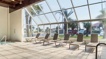 Piscina interna, piscina externa, espreguiçadeiras