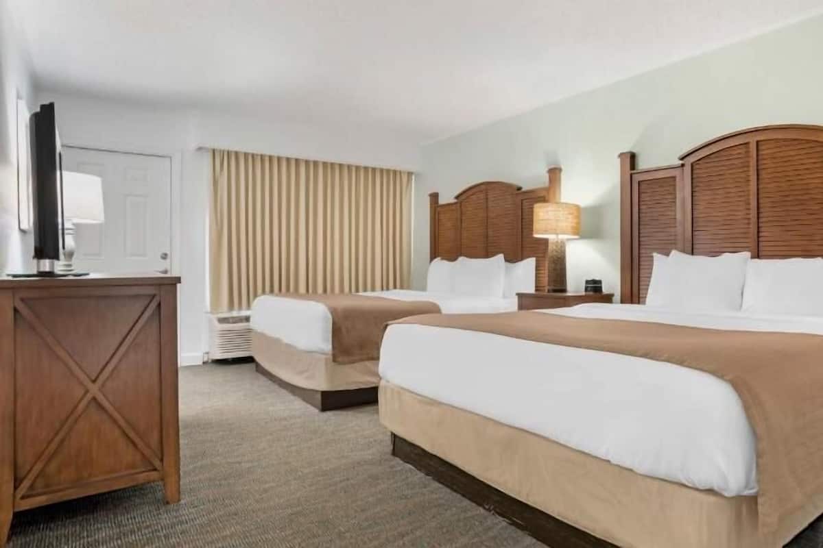 Cortinas blackout, ferros/tábuas de passar roupa, berços (sobretaxa)