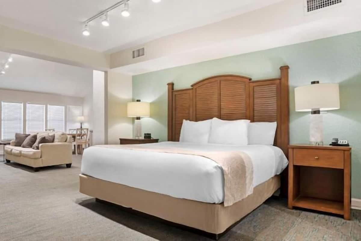 Cortinas blackout, ferros/tábuas de passar roupa, berços (sobretaxa)