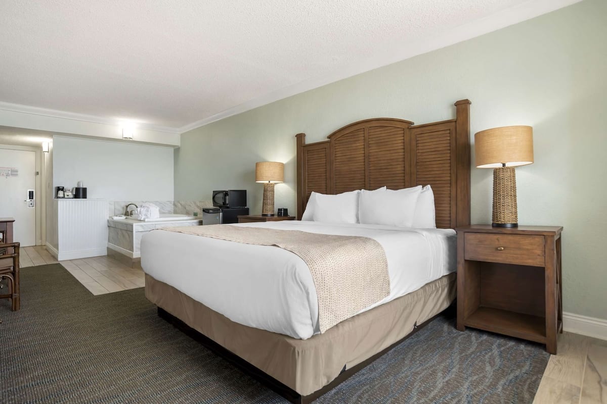 Cortinas blackout, ferros/tábuas de passar roupa, berços (sobretaxa)