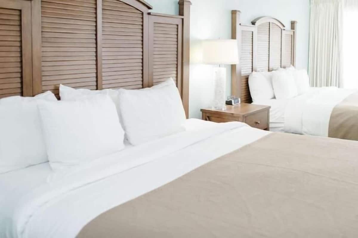 Cortinas blackout, ferros/tábuas de passar roupa, berços (sobretaxa)