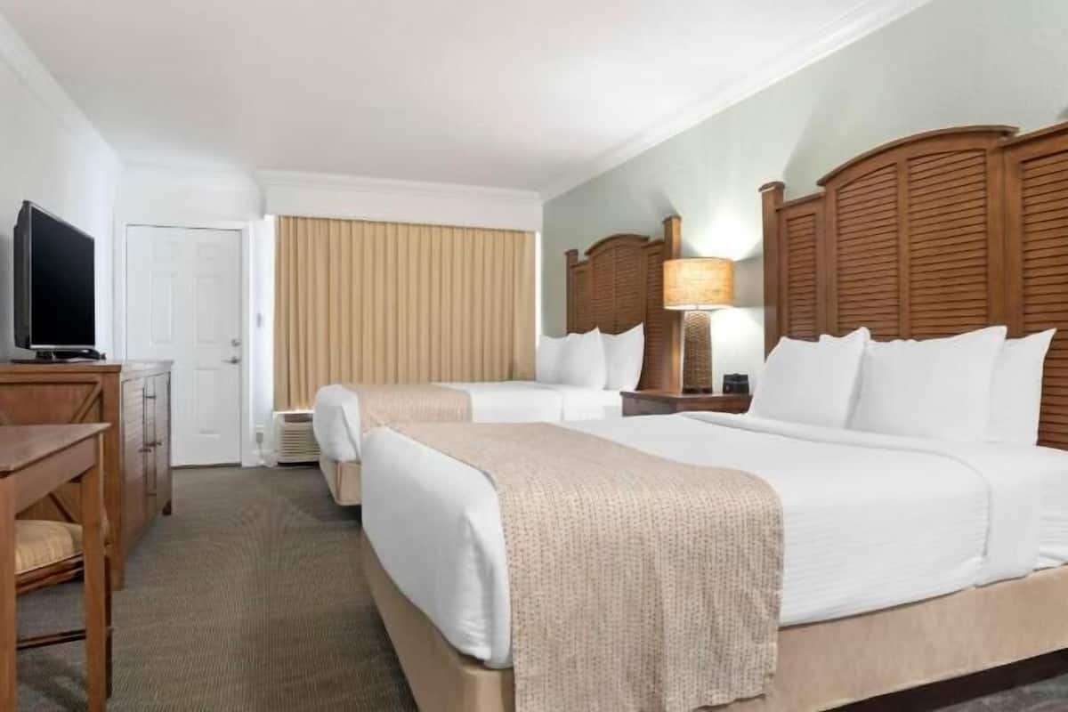 Cortinas blackout, ferros/tábuas de passar roupa, berços (sobretaxa)