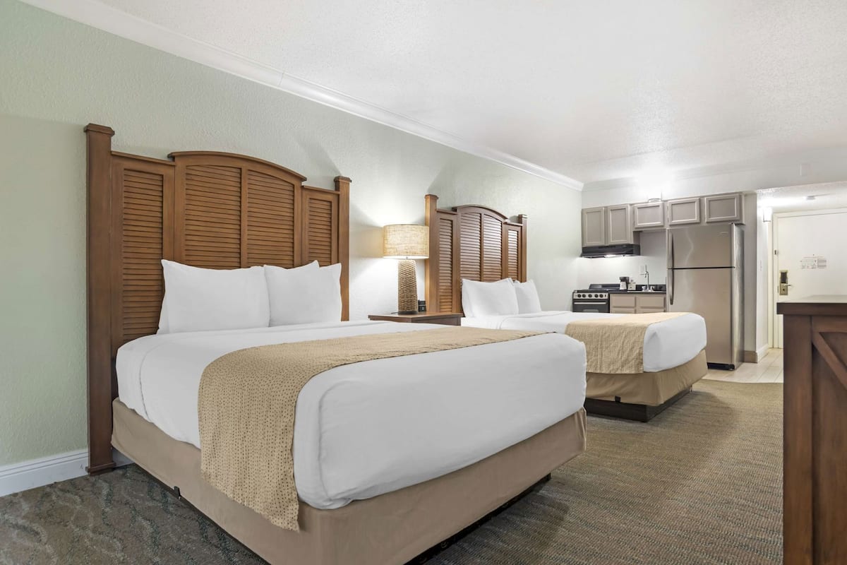 Cortinas blackout, ferros/tábuas de passar roupa, berços (sobretaxa)