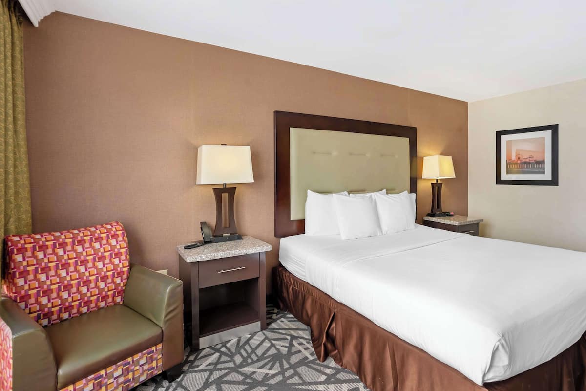 Cofres nos quartos, escrivaninha, cortinas blackout