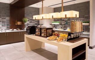 Café da manhã com buffet todos os dias mediante uma taxa