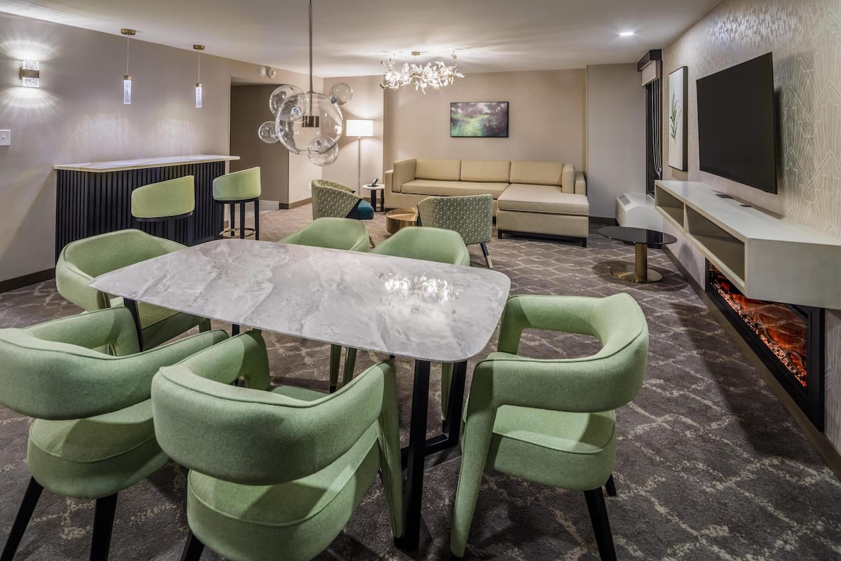 Suíte, 1 quarto | Área de estar | TV